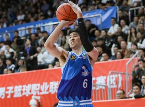 敢打敢拼！邹阳全场7中4，三分3中1，得到14分12篮板2断1帽