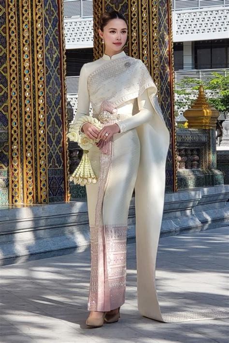 แพทริเซีย กู๊ด อวดลุคชุดไทยศิวาลัยสุดหรูสีขาวงาช้าง ชมพู มูลค่าเฉียดล้าน