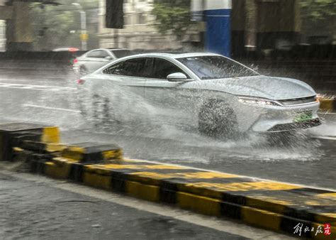 此刻！申城市中心上空雷声大作，暴雨如注
