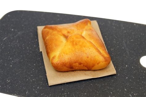 Пирожок с творогом и вишней