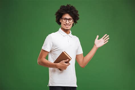 카피 스페이스를 보여주는 책을 들고 쾌활한 젊은 아프리카 곱슬 남자 광고에 대한 스톡 사진 및 기타 이미지 광고 긍정적인 감정 표현 남성 Istock