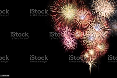 추상 아름 다운 화려한 불꽃놀이 검은색에 축 하에 대 한 텍스트에 대 한 여유 공간을 표시합니다 새 해 휴일 개념입니다 7월에 대한 스톡 사진 및 기타 이미지 Istock