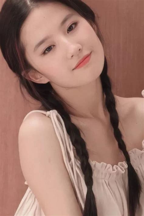 刘亦菲早年清纯麻花辫照片，网友：这是在骗我生女儿吗 搜狐大视野 搜狐新闻