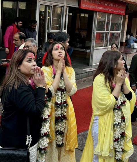 बहन समीक्षा संग मां कामाख्या देवी मंदिर पहुंची भूमि पेडनेकर माथे पर
