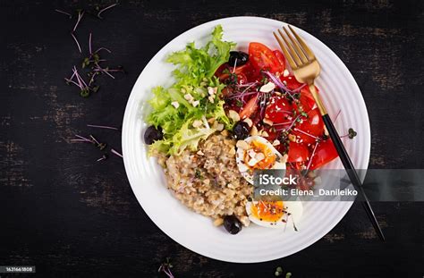 삶은 달걀 방울 토마토 올리브 견과류 및 마이크로 그린을 곁들인 아침 오트밀 죽 건강하고 균형 잡힌 음식 평면도 오버헤드 오트밀에 대한 스톡 사진 및 기타 이미지 Istock