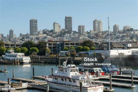 เส้นขอบฟ้าของซานฟรานซิสโกที่เห็นได้จากท่าเรือ Pier 39 ภาพสต็อก ดาวน์