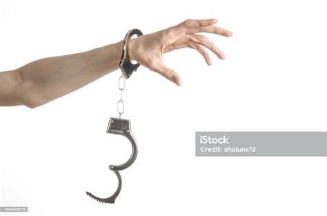 감옥과 유죄 판결된 주제 스튜디오 살인자에 수 갑을 넣어 흰색 배경에 고립 된 수 갑으로 손을 남자 강도에 대한 스톡 사진 및
