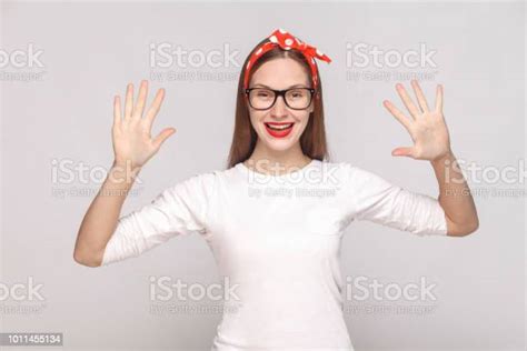 이 봐 당신을 보고 좋은 주 근 깨 검은 안경 붉은 입술과 머리 밴드 흰색 티셔츠에 아름 다운 감정 젊은 여자의 초상화 5에