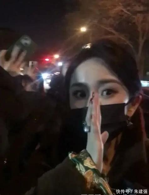 杨幂春晚彩排遇尴尬，遭尾随男摸头后求放行，咸猪手身份被深扒 360娱乐，你开心就好