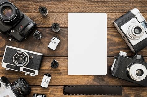 카메라 및 필름 근처의 종이 시트 무료 사진