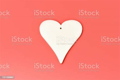 심장 리본 구멍이있는 중앙의 빨간색 배경에 흰색 나무 하트 발렌타인 데이 2 월 14 0명에 대한 스톡 사진 및 기타 이미지