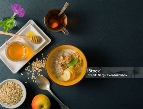아침 오트밀 아침 식사 이른 아침과 건강한 다이어트 음식 적절한 영양 어두운 돌 배경입니다 텍스트를 위한 충분한 공간 0명에 대한 스톡 사진 및 기타 이미지 Istock
