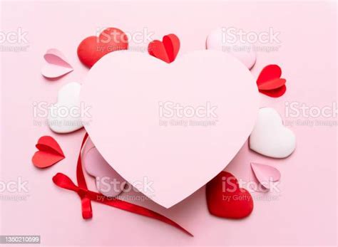분홍색 배경에 텍스트 색종이와 하트 모양의 쿠키를위한 공간이있는 인사말 카드의 발렌타인 데이 배경 밸런타인데이에 대한 스톡 사진