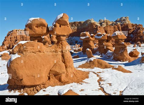 Familie Die In Goblin Valley State Park Felsformationen Nrqua