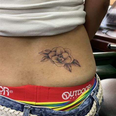 椿の花 フラワータトゥー Gallery 東京日暮里の刺青タトゥースタジオは T C Tattoo Tokyoへお越しください