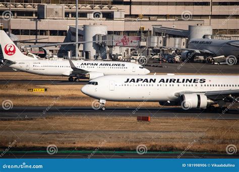 Avión Jal De Aerolíneas Japonesas En El Aeropuerto De Haneda Uno De Los