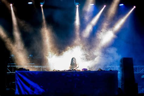 여름 밤 축제에서 음악을 재생 하는 연기에 무대와 젊은 여자 Dj에 광선을 조명 재미 젊음 엔터테인먼트 및 페스트 개념입니다 Fashion Show에 대한 스톡 사진 및