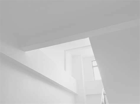 낮에는 흰색 콘크리트 건물 사진 Unsplash의 무료 회색 이미지