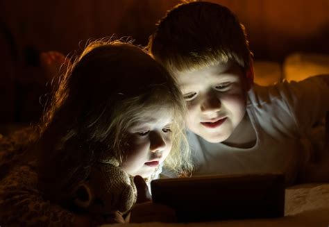 Kinder Junge Und Mädchen Bruder Und Schwester Sehen Sich Nachts Vor