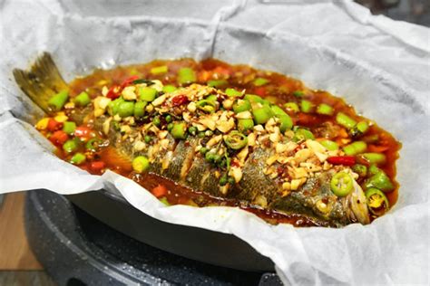 蒜香纸包鱼中国菜系食品餐饮摄影汇图网