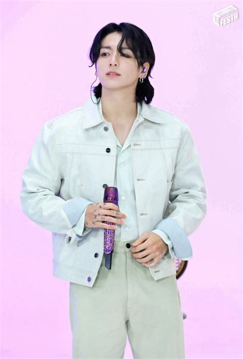 [bts News] 방탄소년단 정국 Take Two 무대 위 황홀한 꽃남신 강림→천상계 미모x매혹적 눈빛x찬란한 아우라