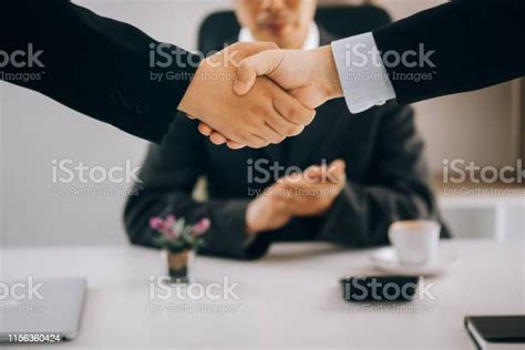 회의실 투자 컨셉 성공 컨셉에서 완전한 계약 계획 후 악수하는 비즈니스 맨 파트너 경제에 대한 스톡 사진 및 기타 이미지