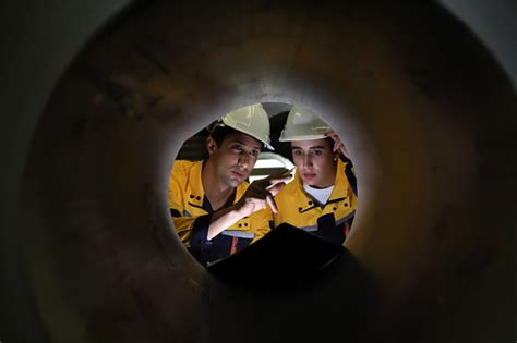 대형 파이프라인 샤프트를 통해 본 두 명의 엔지니어 금속 산업 2명에 대한 스톡 사진 및 기타 이미지 2명 기체 물리 구조 석유 Istock