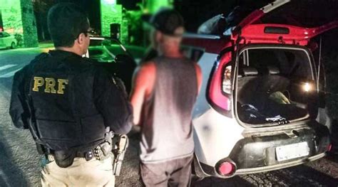 Homem é preso em carro roubado e diz que comprou pela internet
