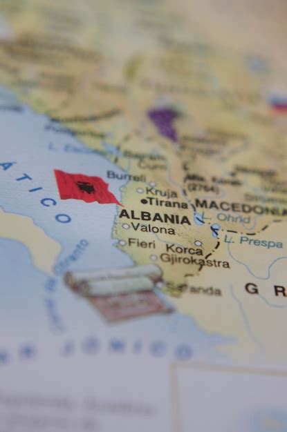 Mapa Vertical Da Albânia Com A Bandeira Da Albânia No Conceito De