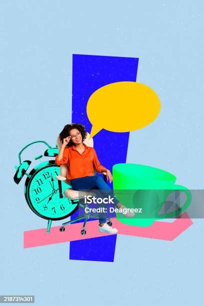 수직선 콜라주 젊은 여자 직원 사무직 노동자 알람 벨 시계 마감 텍스트 상자 메시지 말하다 시간 분 마감 커피 음료 20 24세에 대한 스톡 사진 및 기타 이미지 Istock