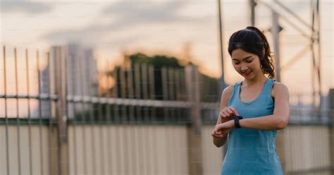 아름 다운 젊은 아시아 운동 선수 아가씨는 도시 환경에서 스트레칭 운동을합니다 이른 아침에 보도 다리에서 운동복을 입은 일본 십대 소녀 도시에서 활약 하는 라이프 스타일