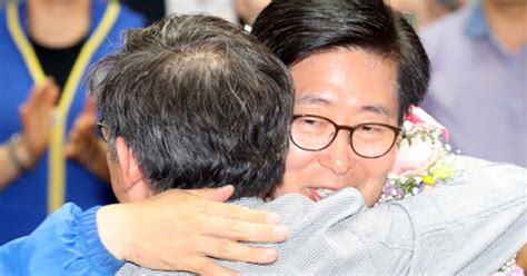 축하받는 양승조 충남지사 후보