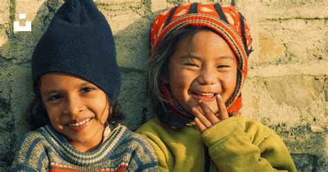 Foto Zum Thema Zwei Kleine Kinder Sitzen Nebeneinander Kostenloses Bild Zu Mensch Auf Unsplash