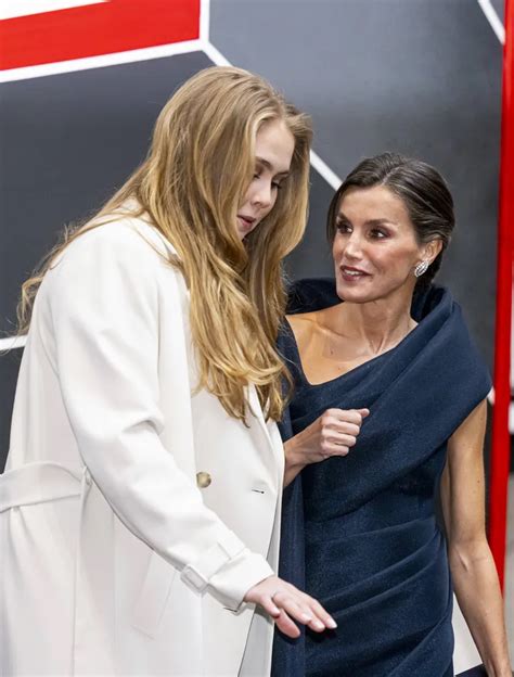 Karalieņu Tērpu Cīņa Nr 2 Karaliene Letīcija Un Karaliene Maksima