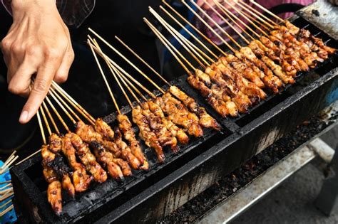 땅콩 소스를 곁들인 사테 아얌치킨 사테 인도네시아에서 인기 있는 길거리 음식 중 하나 프리미엄 사진