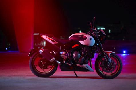 Triumph Trident 800 Brings Bigger Triple Muscle To The Middleweight