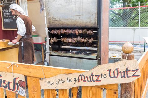 Kuskus Mit Fleisch Melanzani Und Paprika Und Ein Salat Mit Gurke