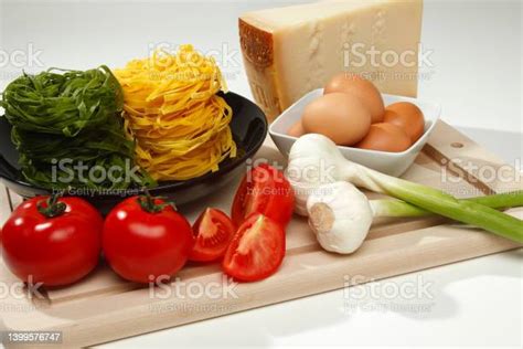 이탈리아 파스타 전형적인 정물 구성 재료 소스를 곁들인 타글리아텔 0명에 대한 스톡 사진 및 기타 이미지 0명 건강한