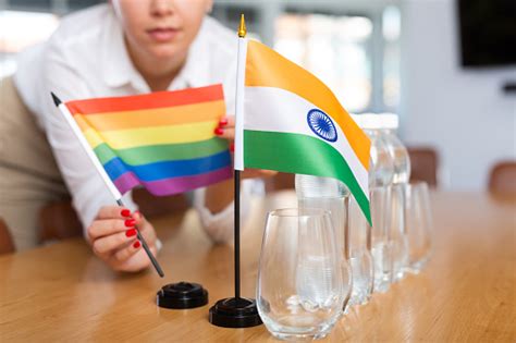 알아볼 수 없는 소녀는 국제 협상 전에 인도와 Lgbt의 난쟁이 깃발을 설정합니다 20 24세에 대한 스톡 사진 및 기타 이미지