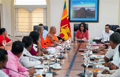 රාජ්‍ය සේවයේ වැටුප් වැඩි කරන බව අගමැතිනිය කියයි The Voice Of Women