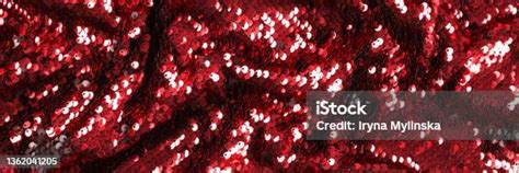 레드 스팽글 배너 배경 휴일과 파티 배너에 대한 추상적 인 축제 배경 스팽글 질감과 깜박이는 조명으로 빛나는 배경이 매력적인 붉은 색의 스팽글 원단 0명에 대한 스톡 사진