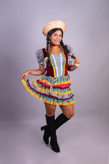 Festa Junina Arraial Festa De Sao Joao 세로 세로의 브라질 여성 옷 프리미엄 사진