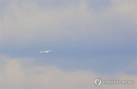 겨울철 대기오염 원인을 밝혀라 푸른 하늘 위로 비상하는 Dc 8 항공기 연합뉴스