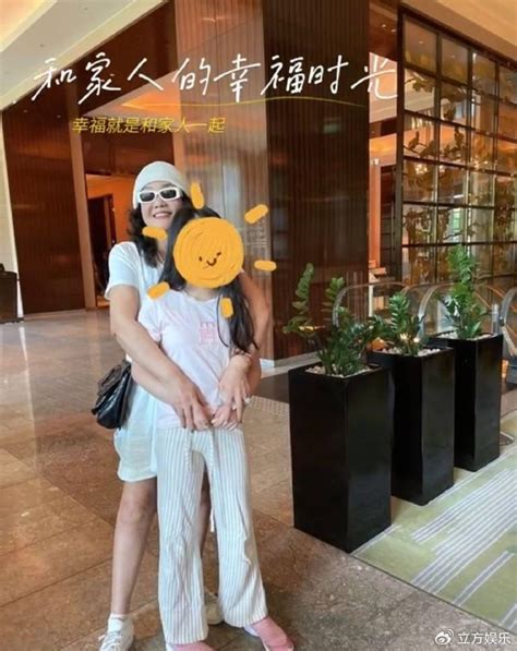 张兰晒与孙女合照 9岁小玥儿已经长到张兰下巴位置