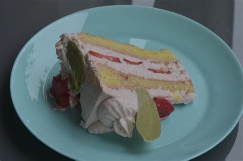 Torta Compleanno Con Cremoso Al Mascarpone E Fragole La Pasticceria