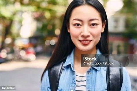 그녀의 얼굴에 큰 미소를 가진 베트남 젊은 여성의 초상화 베트남에 대한 스톡 사진 및 기타 이미지 베트남 거리 인물 사진