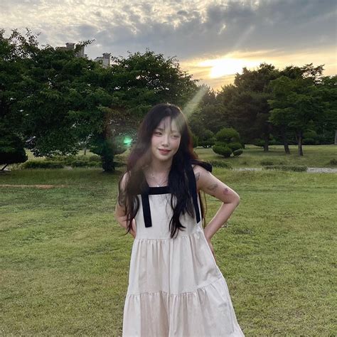 아내 덕에 매 산책이 꼭 여행 같다 반려견 블루와 매일 나가는 공원도 아내가 동행하면 낯선 타지가 된다 불안과 두려움 쏙