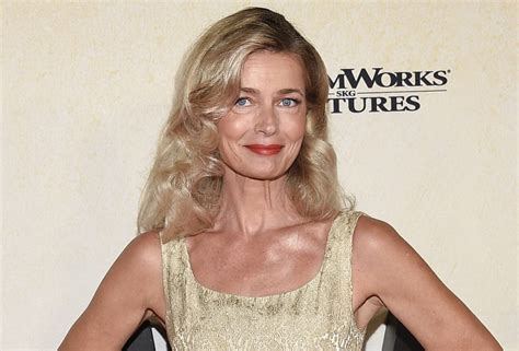 Paulina Porizkova Ποζάρει στα 60 με δαντελένια ροζ εσώρουχα