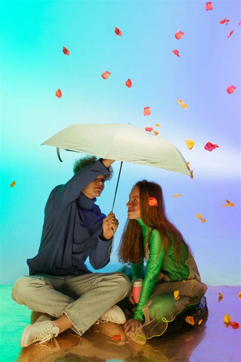 가벼운 감정 경치 관계 관계 목표 기발한 기쁨 꽃잎 꽃잎이 떨어지는 나타내는 남자 낭만적 인 분위기 낭만적인 다채로운 대인관계 독특한 동적 구성