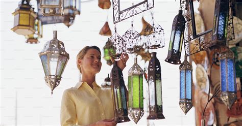 시장에서 등불을 들고 있는 여자 사진 Unsplash의 선물 가게 이미지